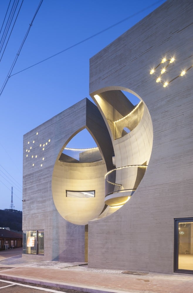 Moon-Shaped Building By Moon Hoon Architects | FREEYORK