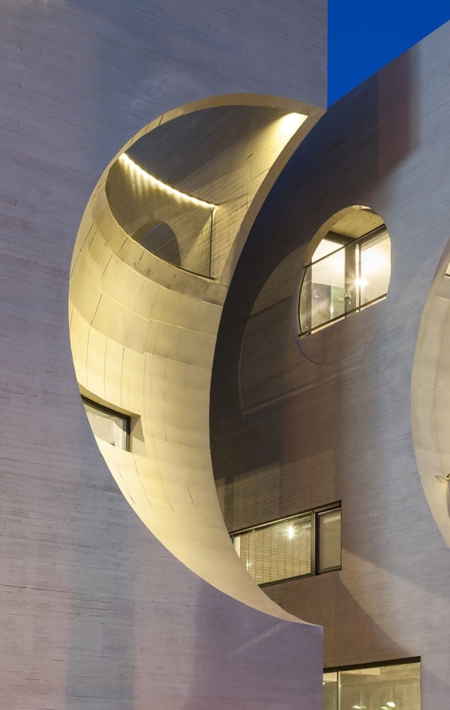 Moon-Shaped Building By Moon Hoon Architects | FREEYORK
