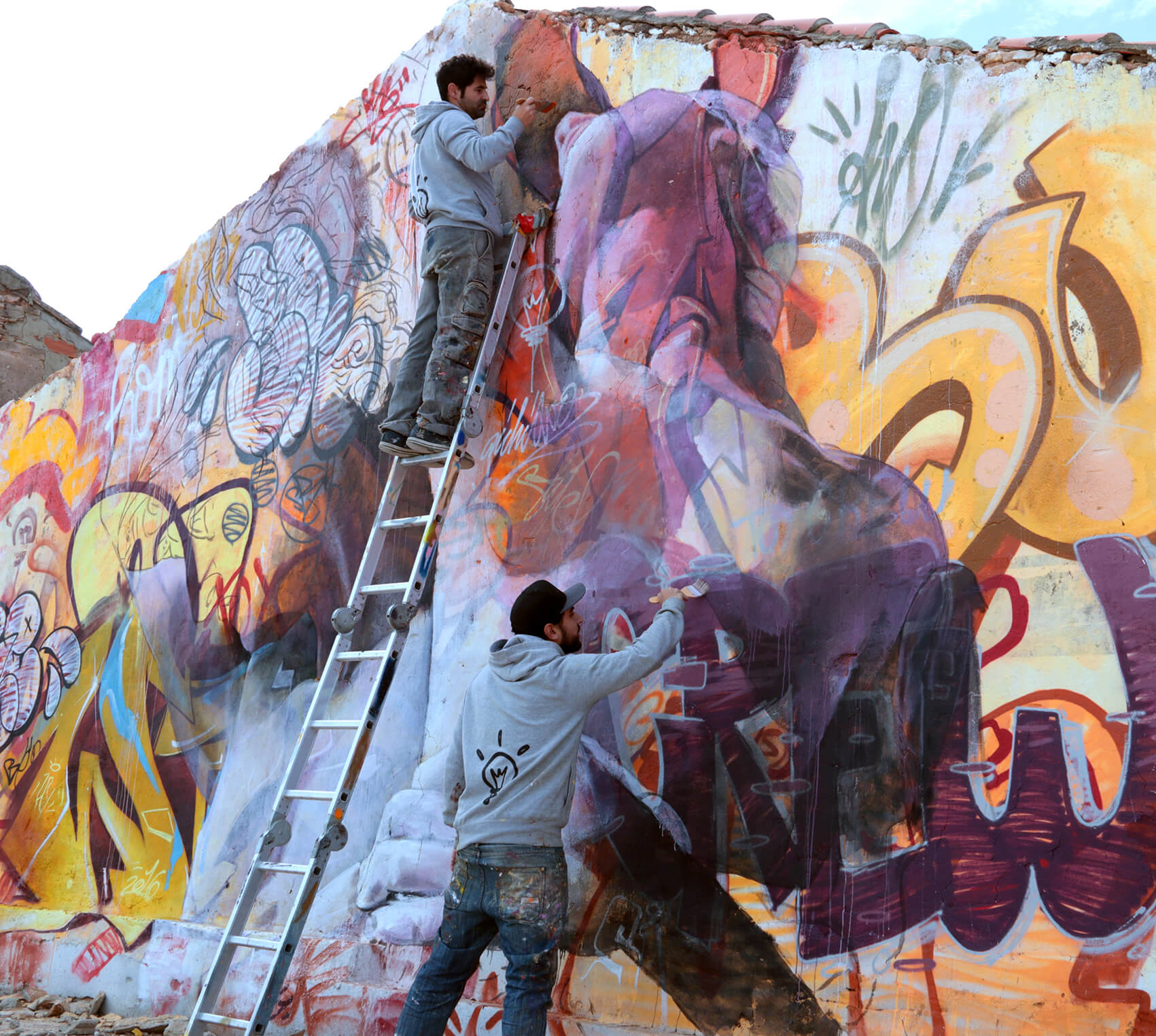 Duo of Artists Mix Classic Greek Imagery With Graffiti Writing | FREEYORK Duo of Artists Mix Classic Greek Imagery With Graffiti Writing | FREEYORK